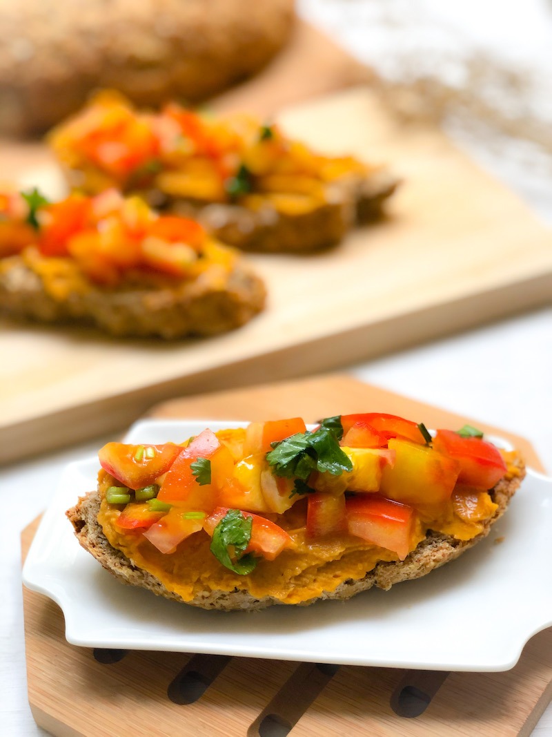 Tostadas de Pan Integral con Hummus de Chile Dulce - Jime Smith